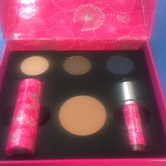 Mary Kay | Makeup | New In Box Vintage Mary Kay Signature Downtown ...